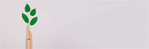 배너 크레프트 종이 튜브 또는 그 주위에 녹색 잎이있는 용기에 포장 갈색 종이 빨대의 모형 이미지 카피 스페이스와 밝은 회색 배경에 지속 가능한 라이프 스타일과 제로 폐기물