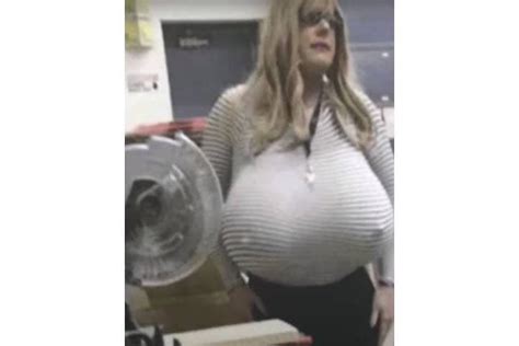 推定「zカップ」の人工乳房を着けて授業をした高校教師、大揉めの末に休職｜ニューズウィーク日本版 オフィシャルサイト