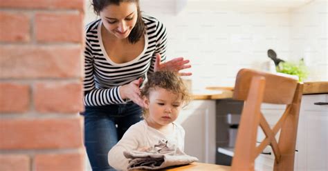 부엌에서 귀여운 딸과 함께 있는 아름다운 젊은 엄마 행주로 나무 의자를 닦는 소녀 사진 Unsplash의 성인 이미지