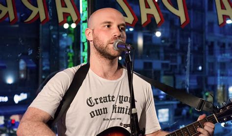 Bashe Y Su Nuevo Disco Un Músico Versátil Nota Al Pie Noticias En