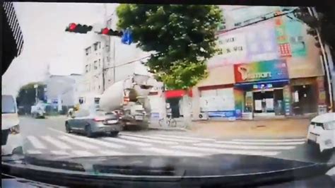 블랙박스 좌회전 신호받고 주행 중 편도 3차로 도로에서 우회전차량이 한번에 1차로로 진입해 사고났습니다 블랙박스 좌회전 신호받고 주행 중 편도 3차로 도로에서