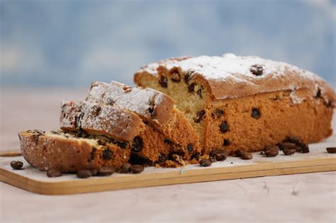 가벼운 나무 배경에 건포도와 함께 맛 있는 홈메이드 케이크 클로즈업 소박한 복사 공간 갈색에 대한 스톡 사진 및 기타 이미지 Istock