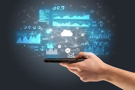 주위를 비행 응용 프로그램 아이콘과 휴대 전화를 사용하여 손 검사 보기에 대한 스톡 사진 및 기타 이미지 검사 보기 금융 연결 Istock