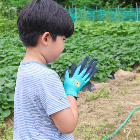 민사임당 육아 일상 뷰티 인테리어 건강 협찬 제천 횡성 항상 시골에 가는 울아이들을 위해 편하게 사용할 수 있는 어린이목장갑 을 준비해주었답니다 컬러는 5가지로