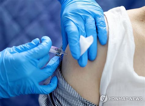 동절기 독감 예방 주사 맞는 어르신 연합뉴스