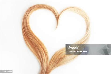 흰색 절연 금발 머리의 가닥 마음의 모양으로 머리카락의 곱슬 머리 하트 모양에 대한 스톡 사진 및 기타 이미지 하트 모양