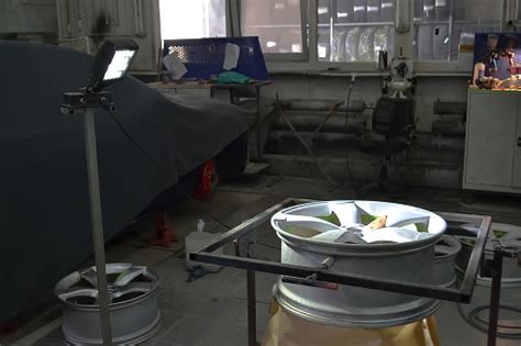 워크샵에서 다음 그림에 대 한 자동차의 알루미늄 휠의 표면을 준비 청소 및 Led 램프에 의해 조명 연마 재료의 도움으로 휠을 수평 산업에 대한 스톡 사진 및 기타 이미지