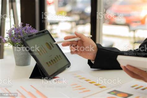 태블릿을 사용하여 회사 재무 예산 보고서 그래프와 작업 진행 비용 및 비즈니스 계획을 분석하는 사업가 가리키기에 대한 스톡 사진 및 기타 이미지 Istock