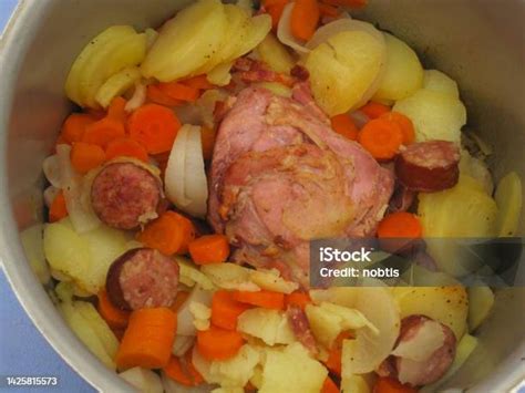 다양한 야채 돼지 고기와 소시지가있는 캐서롤 프랑스 요리로 요리되는 전골 0명에 대한 스톡 사진 및 기타 이미지 0명 감자 요리 고기 Istock
