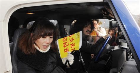 경향포토 김어준 총수 차량에 동승한 공지영 작가