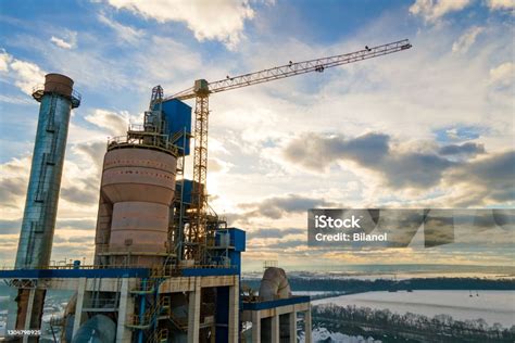 높은 공장 구조와 산업 생산 지역에서 타워 크레인 시멘트 공장의 공중 보기 0명에 대한 스톡 사진 및 기타 이미지 0명 건물 외관 건설 산업 Istock
