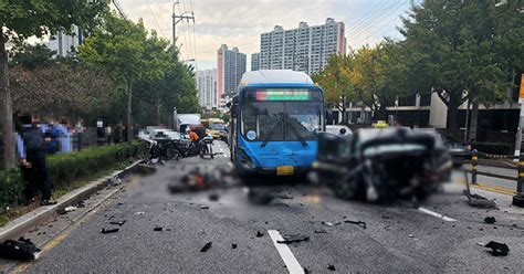 교차로서 중앙선 침범 6중 충돌 사고…10명 사상
