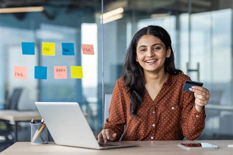 노트북과 신용 카드를 들고 책상에 앉아 웃는 여자 현대 사무실 환경에서 성공을 축하 개발에 대한 스톡 사진 및 기타 이미지 개발 경영자 계획 Istock