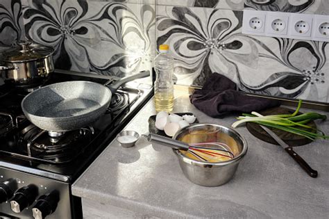 요리하는 음식 붙지 않는 프라이팬에 파를 넣은 오믈렛을 집 부엌의 가스 렌지에서 요리합니다 0명에 대한 스톡 사진 및 기타 이미지 Istock