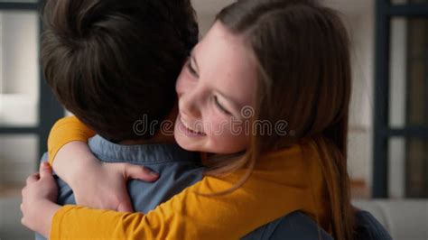 Feliz E Feliz Filha De Criança Caucasiana Abraçando Pai Homem E Mãe