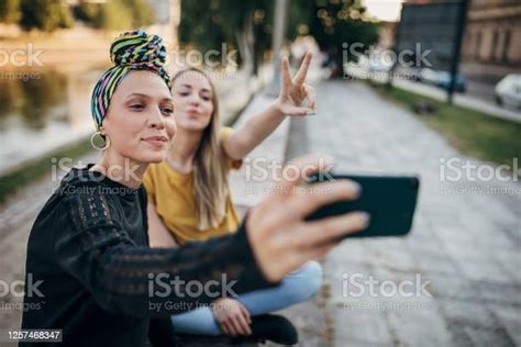 도시에서 야외에서 스마트 폰으로 셀카를 만드는 두 명의 아름다운 젊은 여성 20 29세에 대한 스톡 사진 및 기타 이미지 20 29세 2명 강 Istock