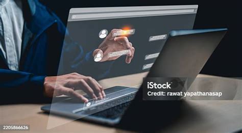 사람은 태블릿의 디지털 인터페이스와 상호 작용하여 세련된 환경에서 현대 기술과 사용자 참여를 보여줍니다 가상현실에 대한 스톡 사진 및 기타 이미지 Istock