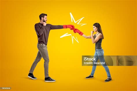노란 배경에 싸우는 캐주얼 한 옷과 권투 장갑을 입은 젊은 남자와 여자 사진 이미지에 대한 스톡 사진 및 기타 이미지 사진