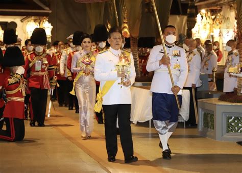 ในหลวง พระราชินี ทรงเวียนเทียน พระราชพิธีทรงบำเพ็ญพระราชกุศลวิสาขบูชา