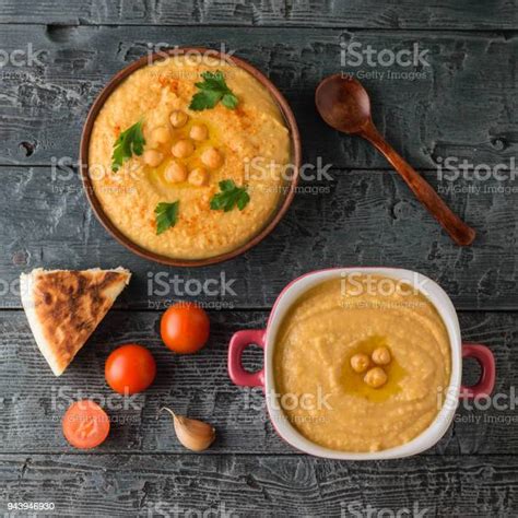 2 신선한 후 머 스와 토마토 나무 테이블에 그릇 정상에서 전망입니다 0명에 대한 스톡 사진 및 기타 이미지 0명 건강한 식생활 딥 소스 Istock