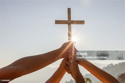 기독교 기독교 종교 복사 공간 배경 일몰 배경에서 하나님을 경배하기 위해 기독교 십자가를 들고 기도하고 있는 그룹 손실루엣 개념에 대한 스톡 사진 및 기타 이미지 Istock