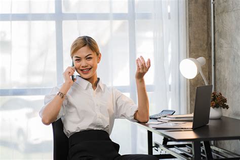 스마트 폰 회계 개념으로 노트북 및 재무 문서로 사무실에서 일하는 아시아 여성 Brand Name Smart Phone에 대한 스톡 사진 및 기타 이미지 Brand