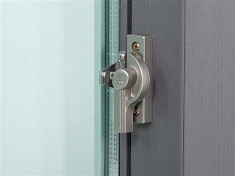 돌려서 잠그고 여는 창문 잠금장치…근데 그거 뭐지 [그거사전]