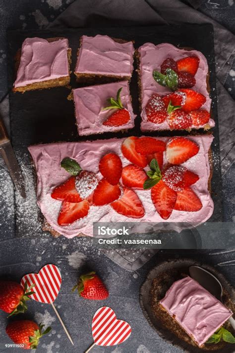 분홍색 유약 하 고 신선한 딸기와 함께 아침 식사에 대 한 Stvalentine의 날 케이크 어두운 배경 여름 베리 디저트입니다 보기 상위 공간을 복사 합니다 공휴일에 대한