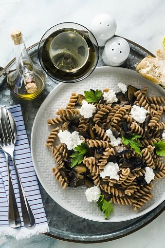 대리석 테이블에 있는 쟁반에 포르토벨로 버섯과 리 코타 치즈와 함께 반 밀 패로 밀가루에서 글루텐 프리 파스타 건강 한 채식 요리법 Farro에 대한 스톡 사진 및 기타