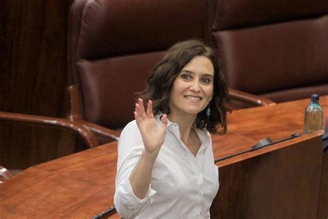 Isabel D Az Ayuso Pillada En Ibiza Bes Ndose Con Su Nuevo Novio