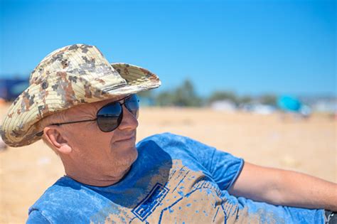 선글라스와 모자를 쓴 유럽 인 남성이 바다의 모래 위에 누워 먼 거리를 바라봅니다 여행 및 관광 복사 공간 관광에 대한 스톡 사진 및 기타 이미지 Istock