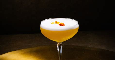 거품 같은 고명 둥근 유리 럭셔리 럼 레저 리큐어 마시는 것 마티니 막대기 매우 복잡한 미니멀리스트 밤문화 버번 보드카 부드러운 조명 사회화