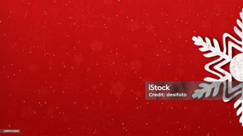 반짝이는 반짝이는 어두운 생생한 붉은 적갈색 수평 축제 빛나는 반짝이는 화려한 크리스마스 장식 배경 위에 흰색 눈송이 모양의 절반 부분 복사 공간 별이 빛나는 별이 빛나는