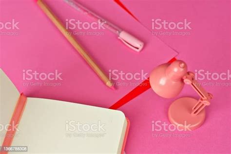 분홍색 배경에 메모장 노트북 근처의 장난감 테이블 램프 램프 근처의 텍스트를 위한 공간과 여유 공간을 복사합니다 루치 공간과 창조적 인 아이디어의 개념 0명에 대한 스톡