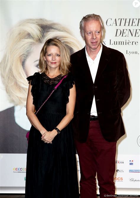 Laure Marsac Et Un Invité Devant Le Photocall De La Cérémonie Du Prix