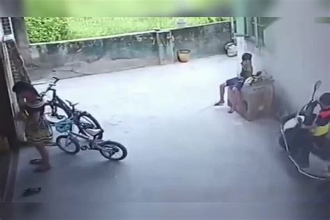 监控：小孩贪玩坐上电动车，妈妈发现不对劲，下秒已经来不及！电动车妈妈小孩