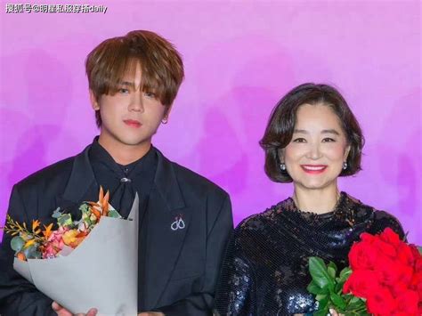 69岁林青霞越来越优雅！穿黑色亮片裙同框香港顶流姜涛，惊艳全场时尚智同气质