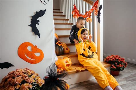 Niños Asustados Disfrazados En Casa Decorados Para Halloween Foto Premium