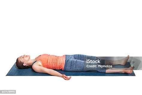 아름다운 스포티 착용감 요기 여자아이 예약하여 내 요가 Asana Savasana Shavasana에 대한 스톡 사진 및 기타 이미지 Shavasana 여자 요가