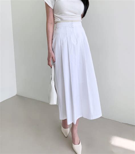 어게인바이 플리츠 디자인으로 클래식하면서 페미닌한 무드가 느껴지는 롱 스커트에요 롱한 기장감의 Facebook