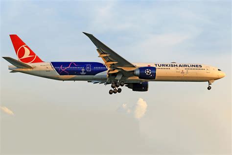 공적 공중 교통 국제선 글로벌 여행 꼬리 날개 날으는 낮 높은 고도 맑은 날씨 맑은 하늘 보잉 비행 비행 경로 비행기 비행기 여행 빈 하늘