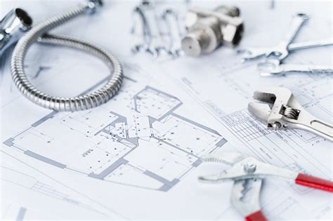 집에서 배관 프로젝트 그림 도표 아파트 건물의 물 공급 계획 집에서 수리를하는 남자 수리공 장치 부속품 호스 탭 조정가능한 렌치