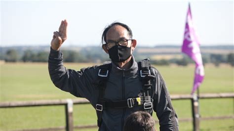 အသက် ၆၈ နှစ်အရွယ်မှာ ရန်ပုံငွေရှာ လေထီးခုန်ခဲ့သူ ဦးခွန်ဆိုင်း