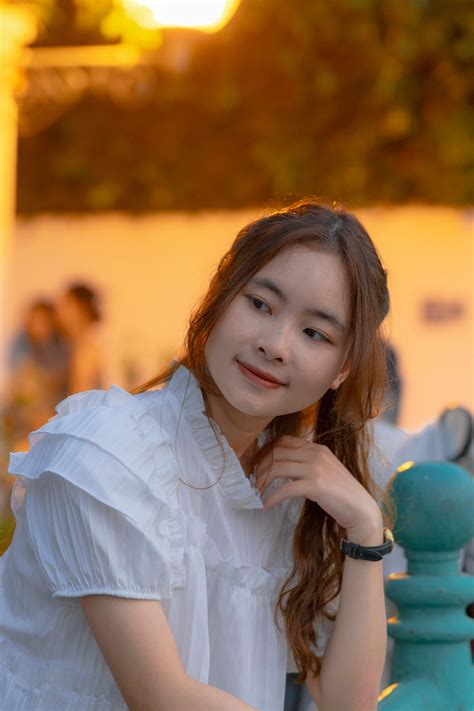 가을 검은색 경치 경치가 좋은 고요한 골든 아워 관찰 그리움 남성 남자 농촌의 들판 반사 벌목꾼 스타일 부드러운 빛 사색 중인 서 있는 성인