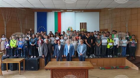 В навечерието на 24 май ученици постигнали успехи на конкурси и състезания получиха награди от