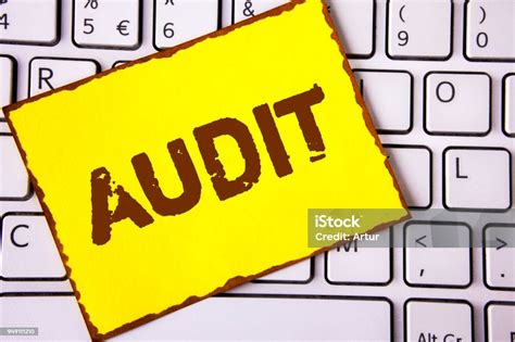 감사를 보여주는 텍스트 기호 개념 사진 로컬 회사 감사 수행 그들의 재정 조사 매년 흰색 키보드에 노란 스티커 메모 용지에 작성 합니다 최고의 볼 수 있습니다 개발에 대한