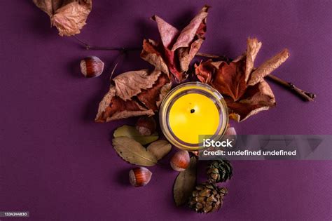 색상 배경에 위에서 황금 잎과 촛불을 가을 텍스트공간을 복사합니다 단평하게 가을 가을 평탄 잎과 견과류가 떨어집니다 가을에 대한