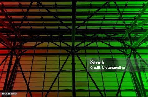 산업 건물의 천장에 긴 줄로 늘어선 조명 및 환기 시스템 녹색과 빨간색 톤의 전시실 천장 공장 건설 도시에 대한 스톡 사진 및 기타 이미지 Istock