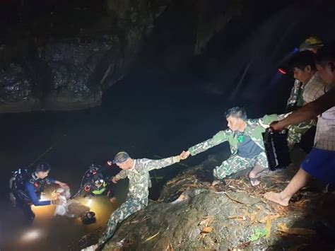 Photo Gallery เจอแล้ว ร่างหนุ่มชาวพม่าหลังดำน้ำหาปลาในถ้ำกลางป่า อช ลำคลองงู
