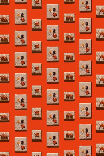 파스텔 배경에 종이 선물 상자 사진으로 만든 트렌디 한 크리스마스 패턴 최소한의 제로 폐기물 새해 개념 개념에 대한 스톡 사진 및 기타 이미지 Istock